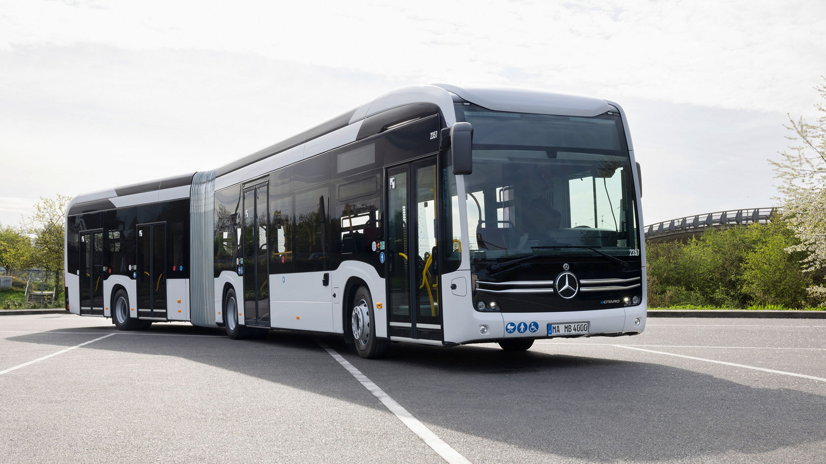 28 eCitaro G for Kiel: Daimler Buses wins EU‑wide tender. | Mercedes ...