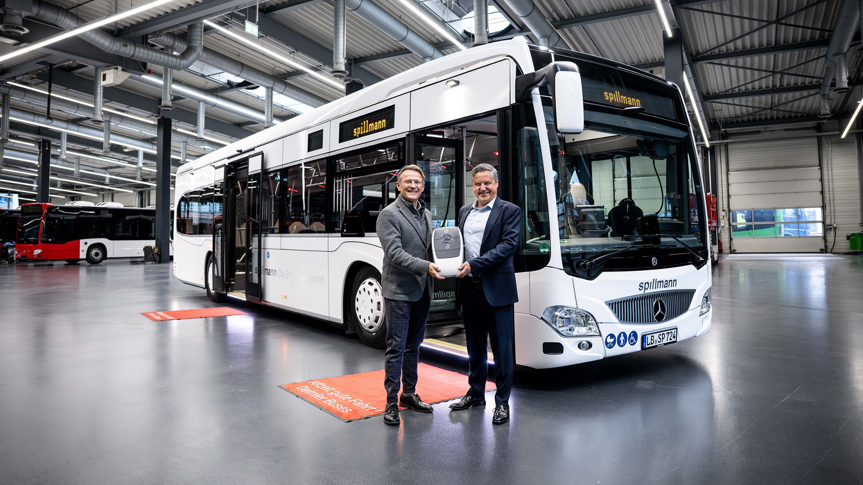 Podaljšana limuzina za lokalni promet. | Mercedes-Benz Buses Slovenija