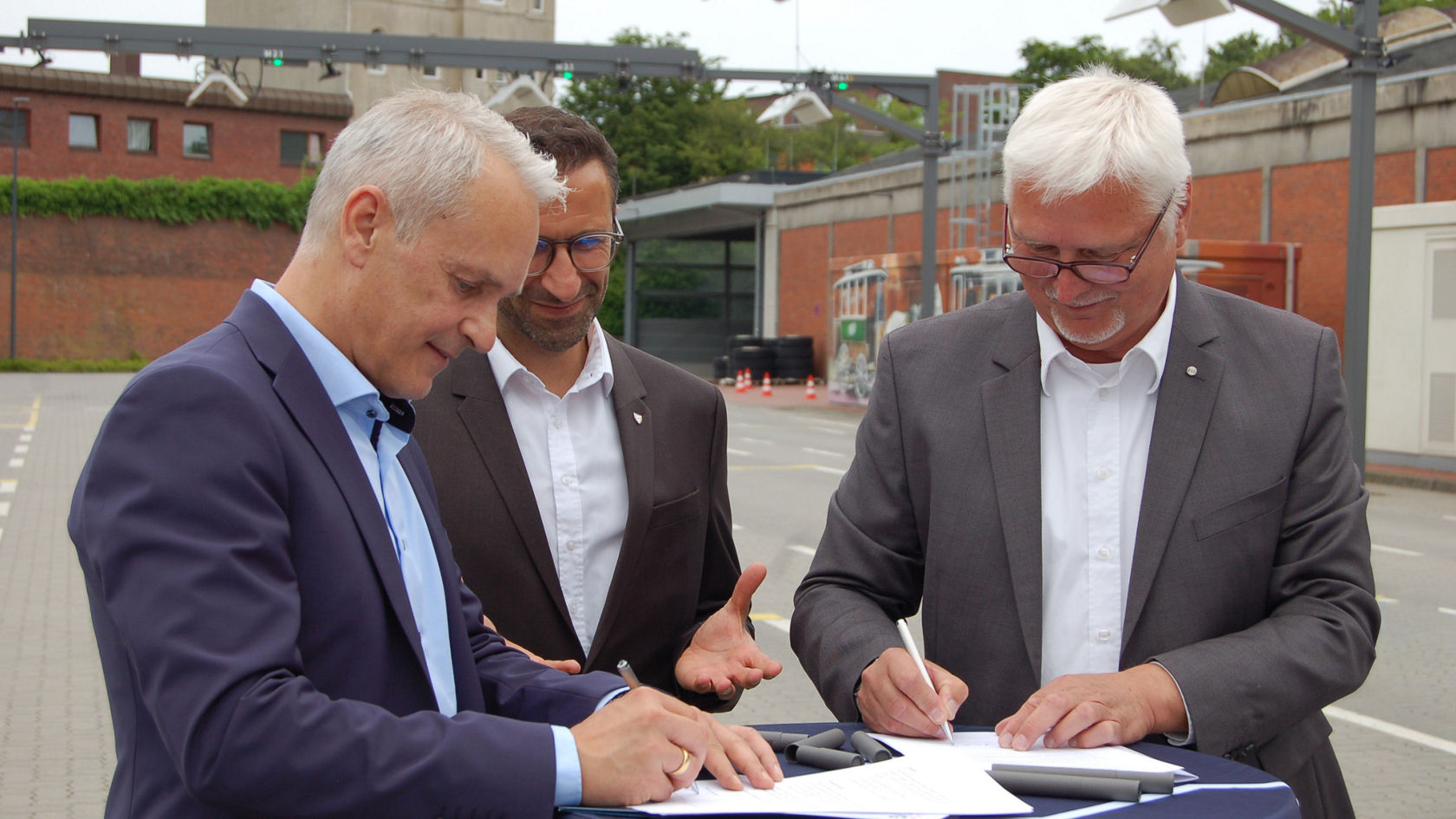 28 eCitaro G for Kiel: Daimler Buses wins EU‑wide tender. | Mercedes ...