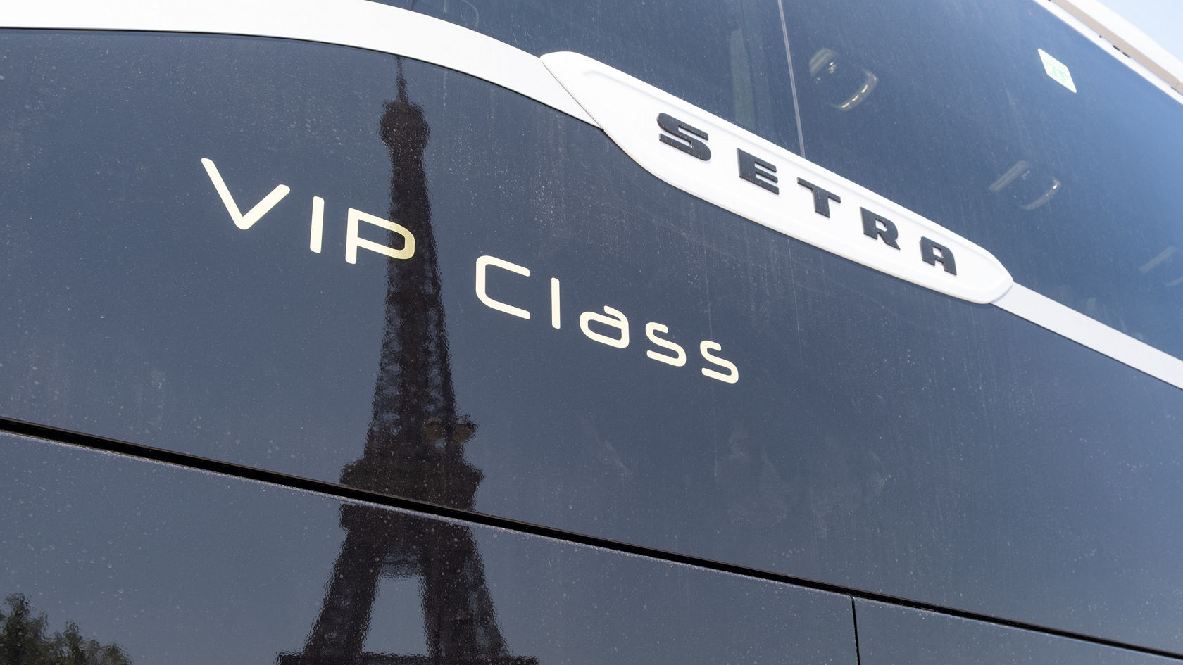 Travelling through Paris on a premium coach. | Setra Buses International